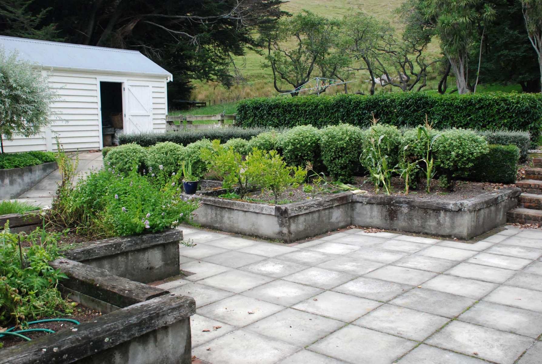 Farmhouse Back Yard - Earthwork Landscape Architects